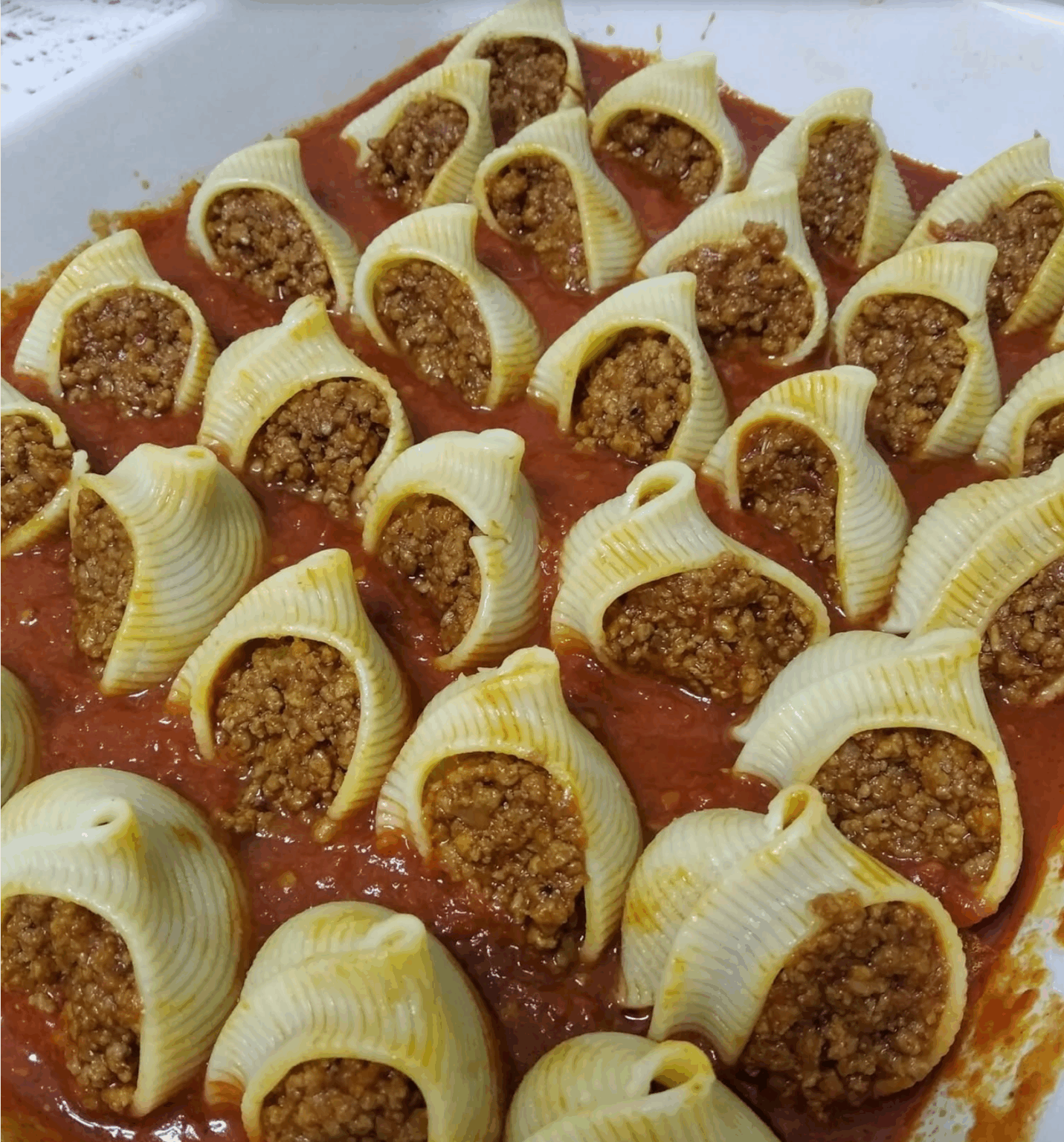 Massa em conchas com carne moída e molho de tomate: Um prato que ...